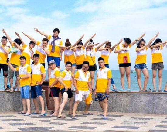 Top 22+ mẫu áo team building màu vàng đẹp nhất, nổi bật trước mọi ánh ...