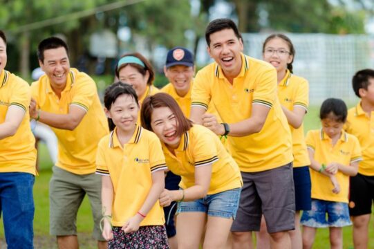 Top 22+ mẫu áo team building màu vàng đẹp nhất, nổi bật trước mọi ánh ...